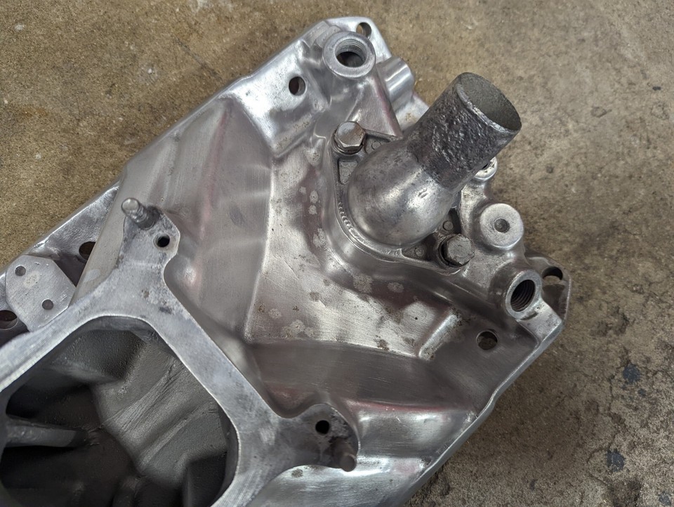 EDELBROCK TORKER 2725 INTAKE Manifold Chevy 283 302 327 350 400 SBC ...