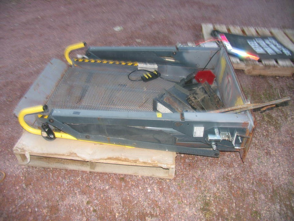 Ricon Hydraulic Wheelchair Platform Lift Elevator w/ Remote Control 12 ...