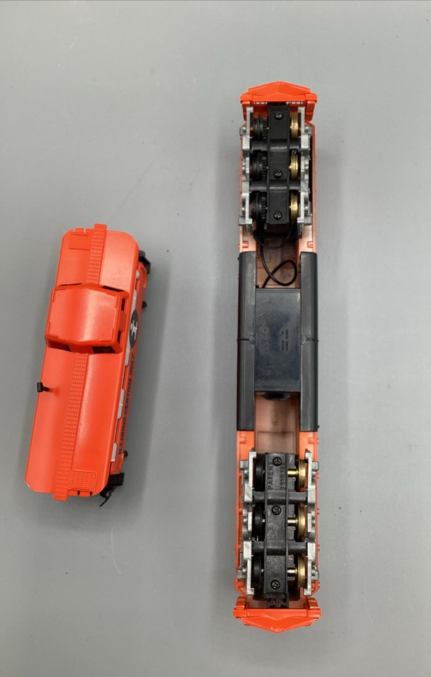 HO Scale Tyco Illinois Central Gulf 1102 Engine and caboose, not tested ...