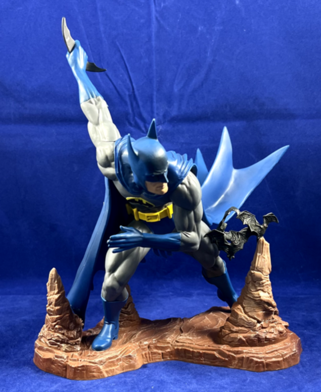 Batman DC Gallery Classic Batman Figure DioramaPVC Statue Gamestop ...