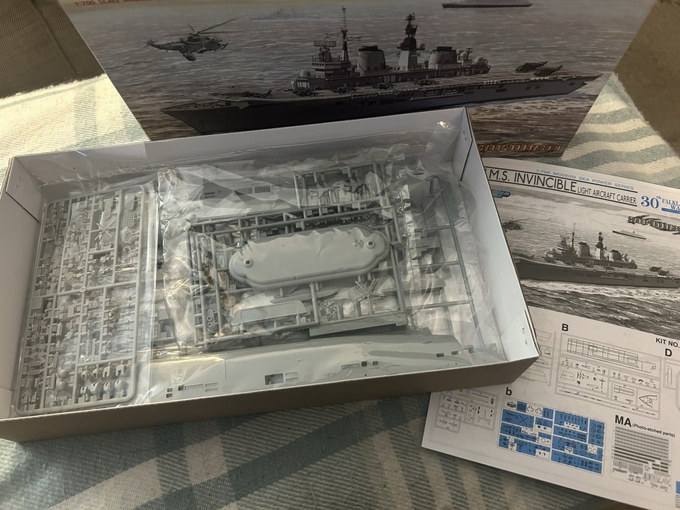 Dragon Plastic Kit-HMS Invincible 1:700 Scale Model-30th Anniv ...