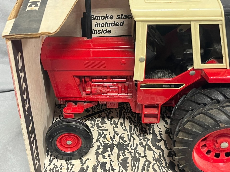 International Harvester IH 1586 Tractor with Duals no decal 1:16 Ertl ...