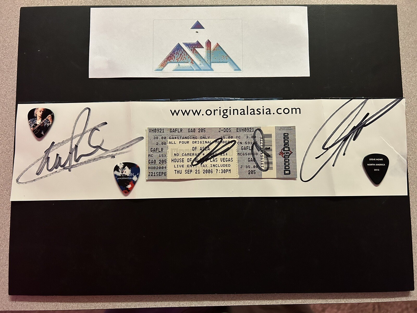 Asia Autographs( Carl Palmer+ Geoffrey Downes x2) 3 Guitar Picks And ...