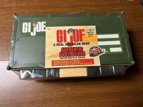 GI Joe 1998 Footlocker w/15 pieces of Battle Gear holds 2-12" Figures 1 ...