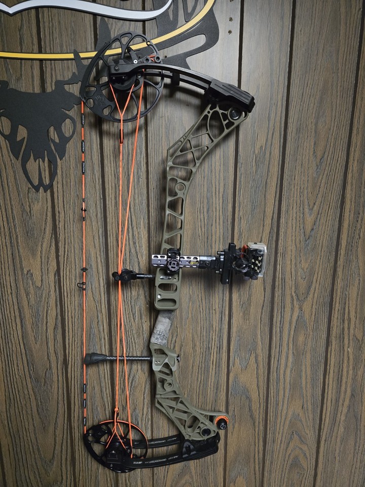 Mathews 2020 VXR RH 31.5 - 29.5" draw -75# W/Black Gold Ascent Pro 5 ...