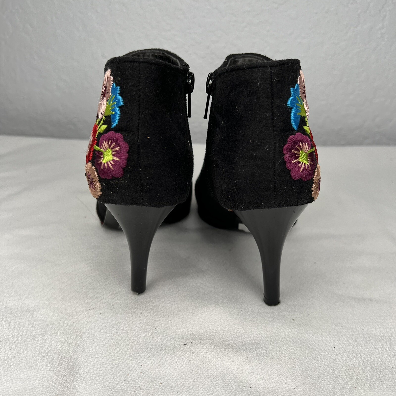 Beverly Feldman Black Suede Floral Embroidered Ankle Boots Heels Size 6 ...