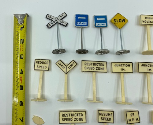 LIONEL MODEL TRAIN LOT 30 VINTAGE RR RAILROAD SIGNS PLASTIC ROAD/TRACK ...