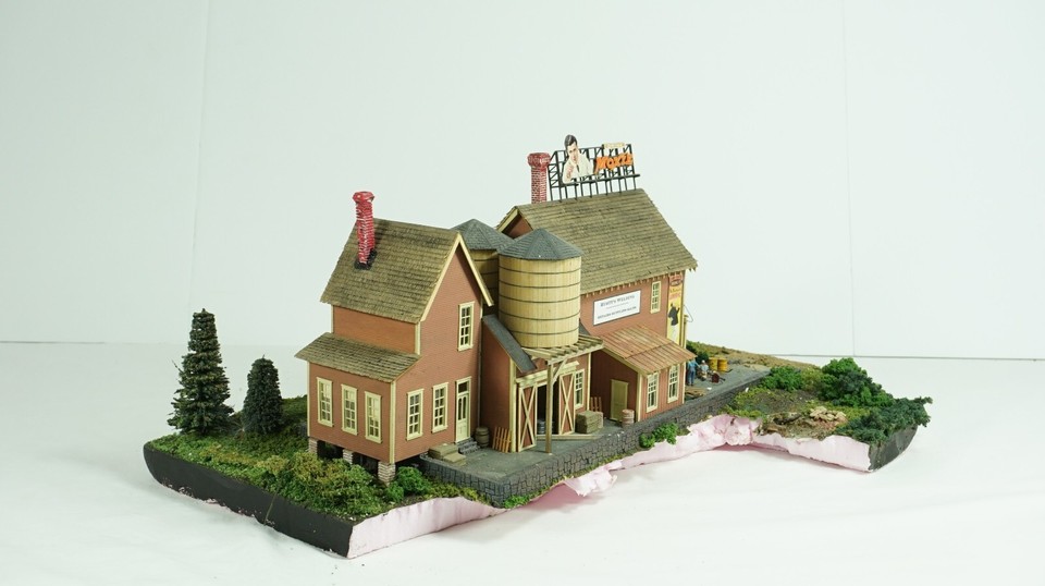 HO Scale Diorama Rusty's Welding Supply Co. Built Commerical Kit w ...