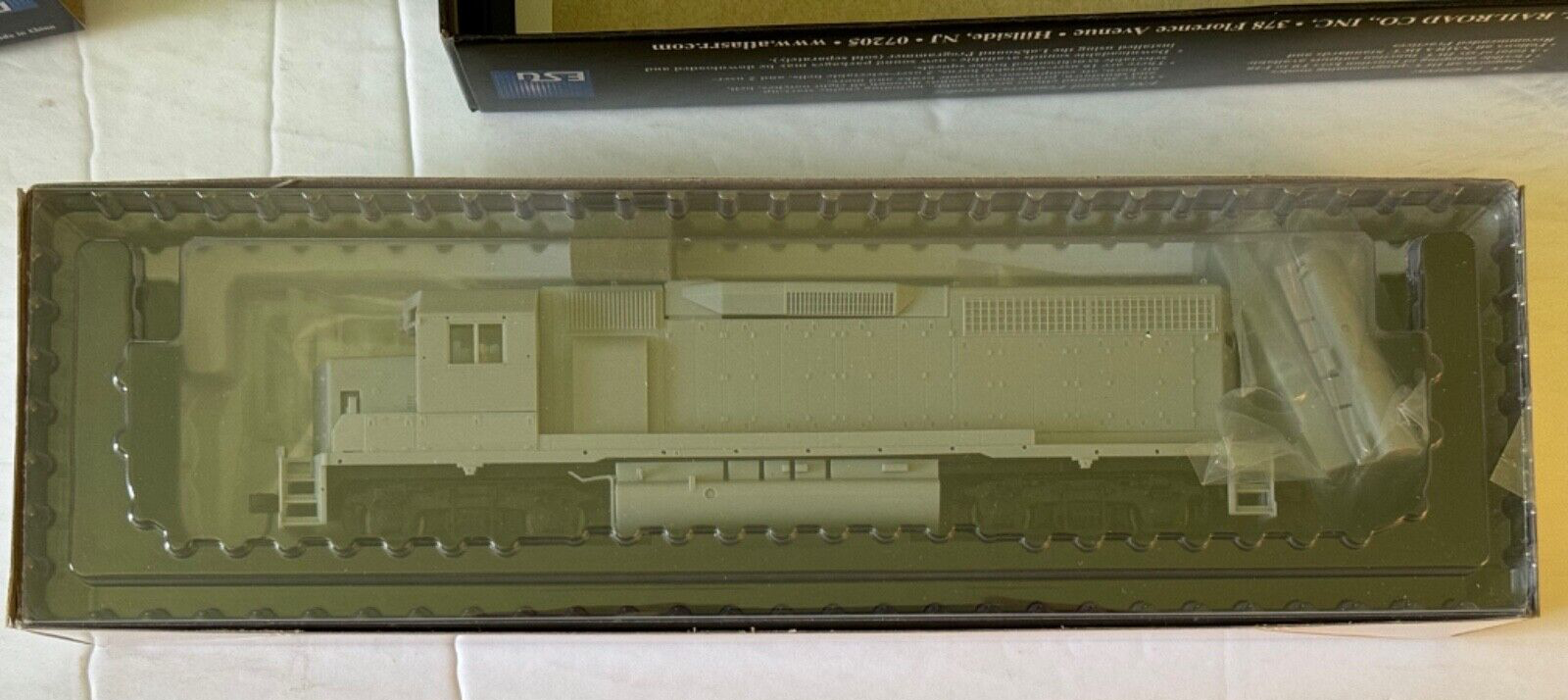 HO: Atlas GP40 Undecorated Gold DCC and Sound ESU 10000133 b | eBay