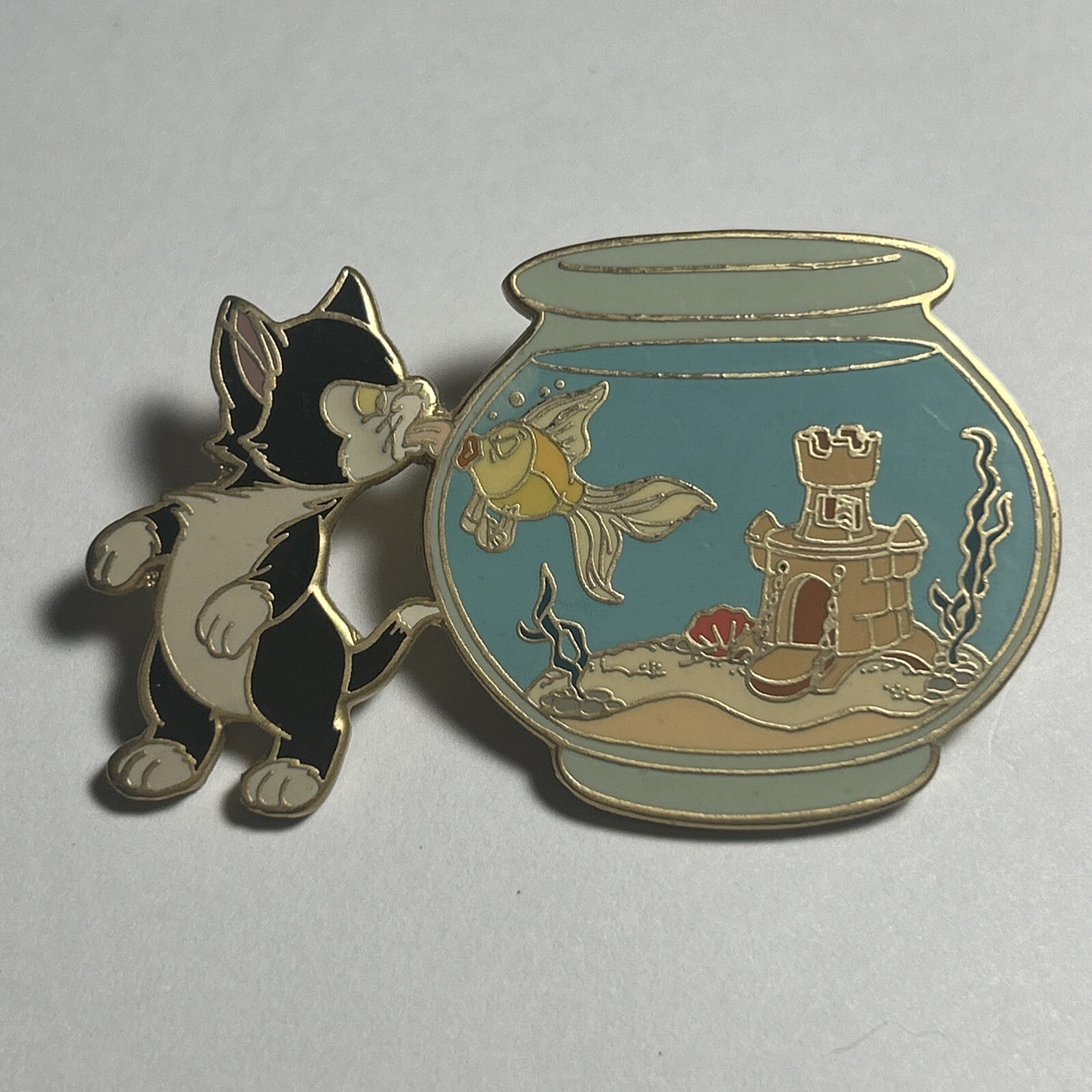 Disney Auctions Pin LE 1000 Figaro Cleo Pinocchio Fish Bowl Sand Castle ...