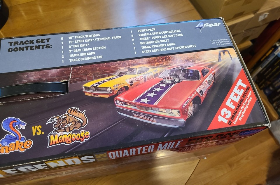 Auto World SRS330/03 Snake vs Mongoose Legends Drag Strip Set w/ Return ...