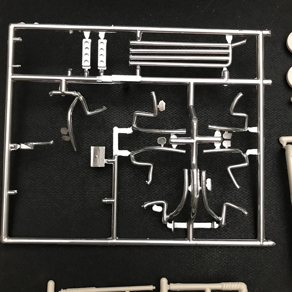 VTG. AMT 1965 Plymouth Barracuda 1/25 6855-150, Box & misc. parts, Gene ...