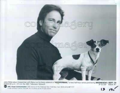 1987 Press Photo John Ritter With Cute Dog Hooperman 1980s TV | eBay