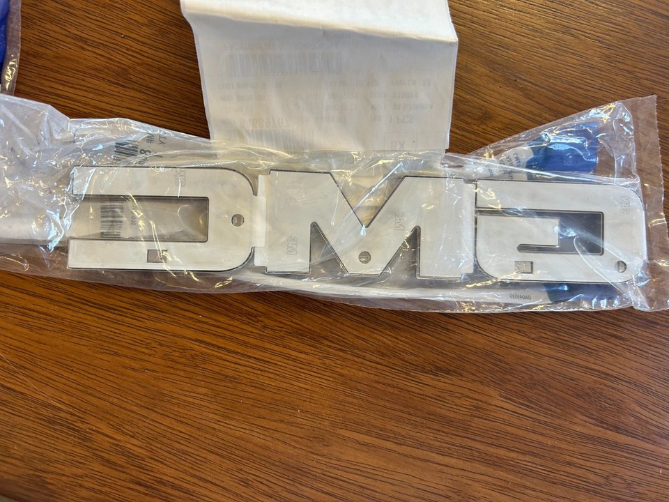 GM Genuine Parts Red Liftgate Emblem GM Part # 84689767 | eBay