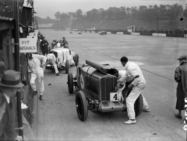 Mechanics work on John Cobb Brian Lewis' Talbot AV105 1932 Racing Old ...