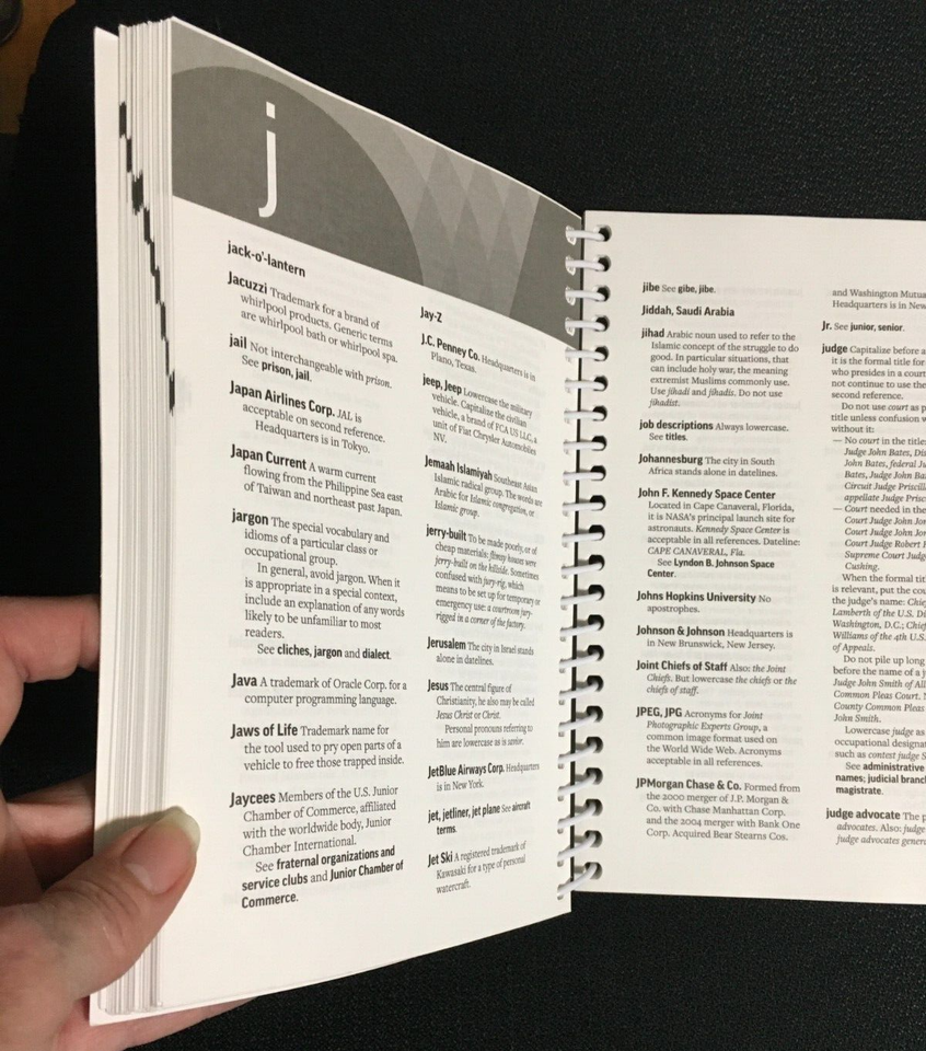 The Associated Press STYLEBOOK 2019 and Briefing on Media Law PB ...