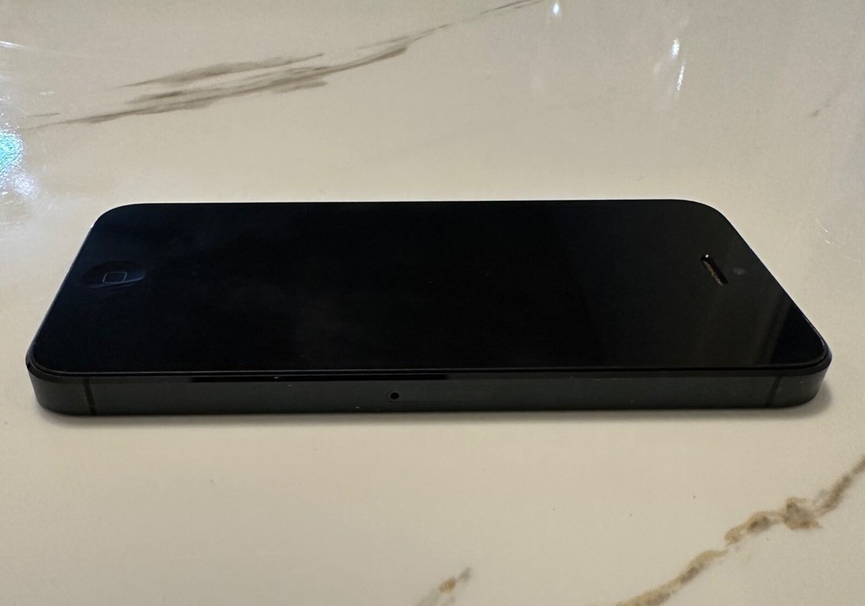 Apple iPhone 5 - 16GB, 32GB, 64GB - Black & White Unlocked/AT&T/T ...