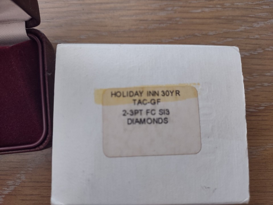 VTG RELAX IT'S HOLIDAY INN - 30YEAR - SERVICE PIN -LOGO 10K W/DIAMONDS ...