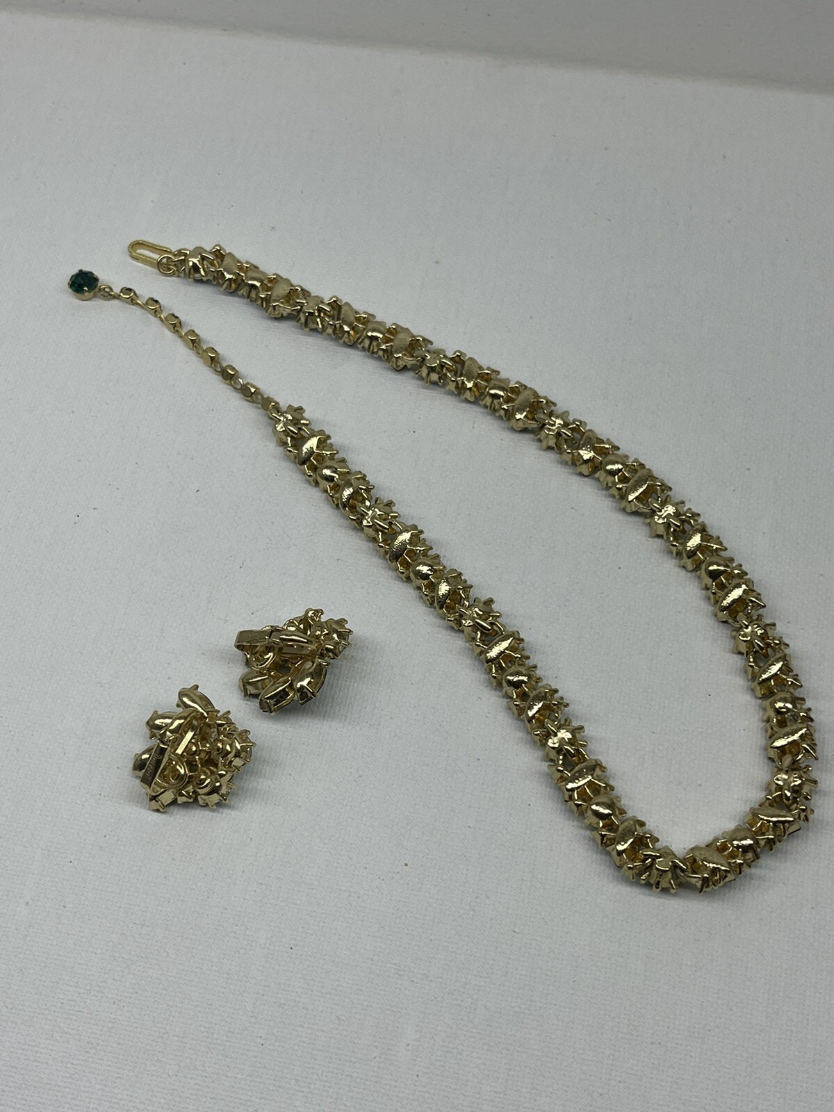 1960s CROWN TRIFARI CONTESSA EMERALD GREEN AB RHINEST… - Gem