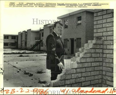 1988 Press Photo T.J. "Butch" Ward inspects vandalized Harvey apartment ...