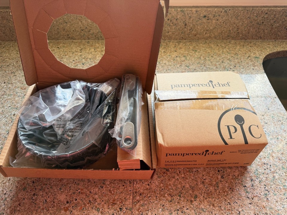 New in Box Pampered Chef 2-qt. Signature Nonstick Sauce Pan #2743 w ...
