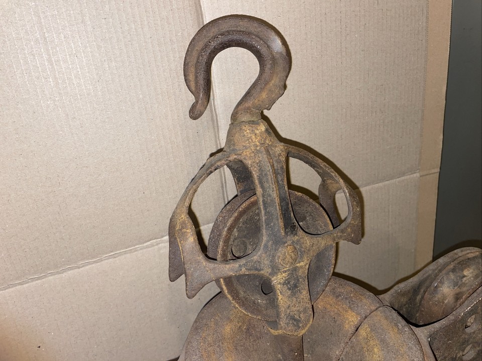 MASSIVE LARGE ANTIQUE LEADER SWIVEL CARRIER TROLLEY PULLEY BARN HAY ...