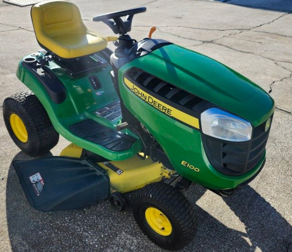 2018 John Deere E100 riding lawnmower, 17.5hp engine, 42" deck and auto ...