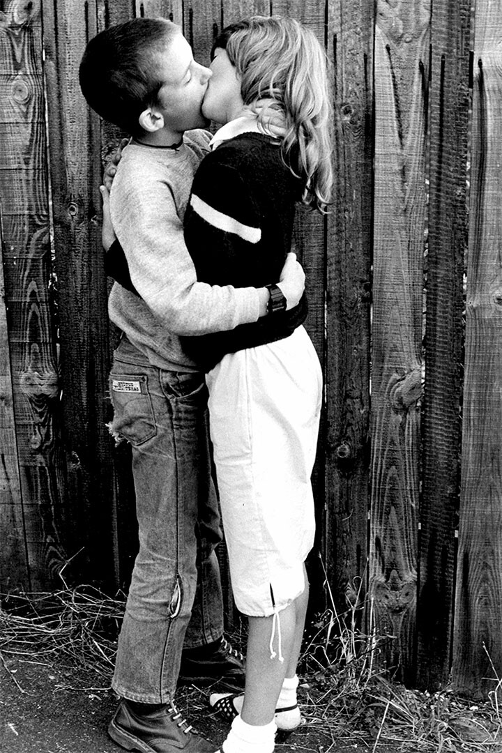 Boy And Girl Kissing And Hugging 2400
