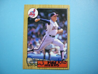 1987 TOPPS MLB BASEBALL CARD #PHIL NIEKRO NM SHARP!! AUTOGRAPH AUTO '87 ...