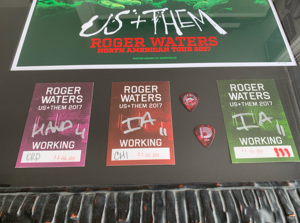 ROGER WATERS 2017 TOUR POSTER LITHOGRAPH BACKSTAGE PASS GUITAR PICK ...