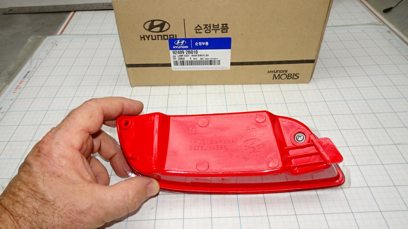 Hyundai Kia 92409 2B010 Rear Reflector for Bumper Some Santa Fe Right ...
