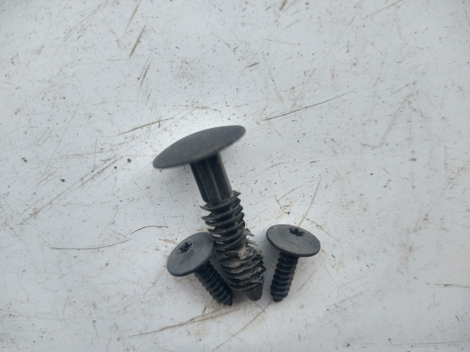 99-06 Silverado Sierra Tahoe Yukon Windshield Wiper Cowl Panel Mounting ...