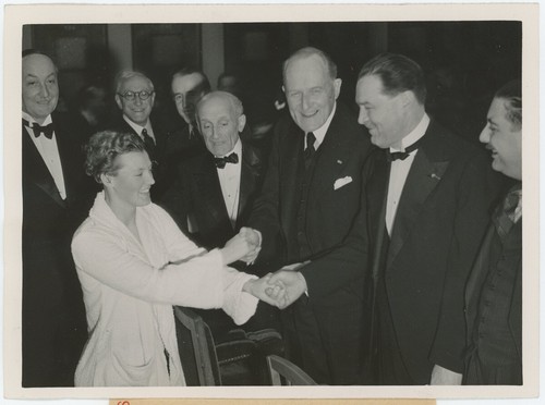 La nageuse Willy den Ouden et le colonel Jean Fabry. Gala des Mouettes ...