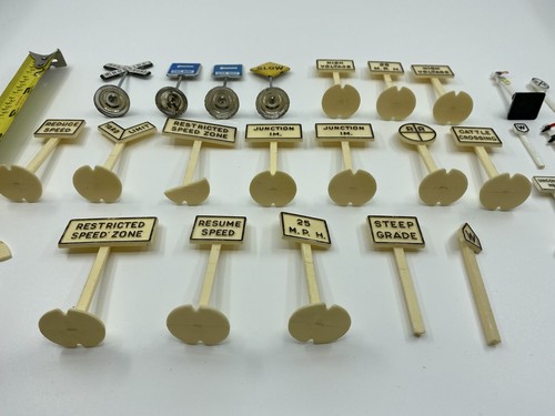 LIONEL MODEL TRAIN LOT 30 VINTAGE RR RAILROAD SIGNS PLASTIC ROAD/TRACK ...
