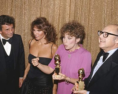 BARBRA STREISAND RAQUEL WELCH PETER FALK GOLDEN GLOBES CANDID 16x20 ...