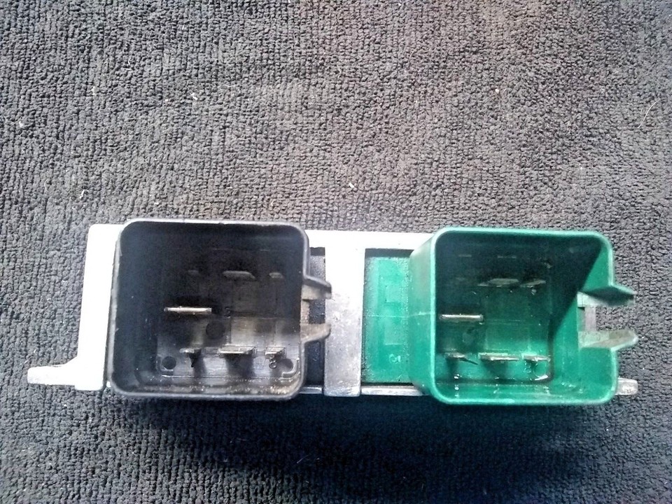 International glow plug relay control module 1828565C1 CLIP BROKEN, zip ...