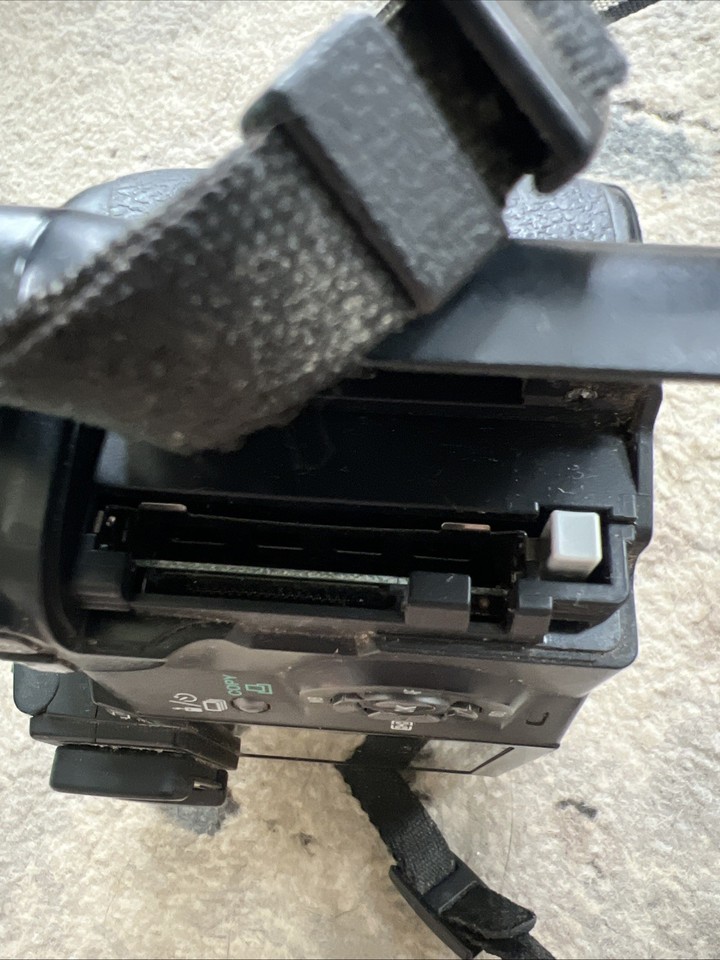 Olympus Evolt E-500 8.0MP Camera with 14-45mm Lens Battery And Strap ...