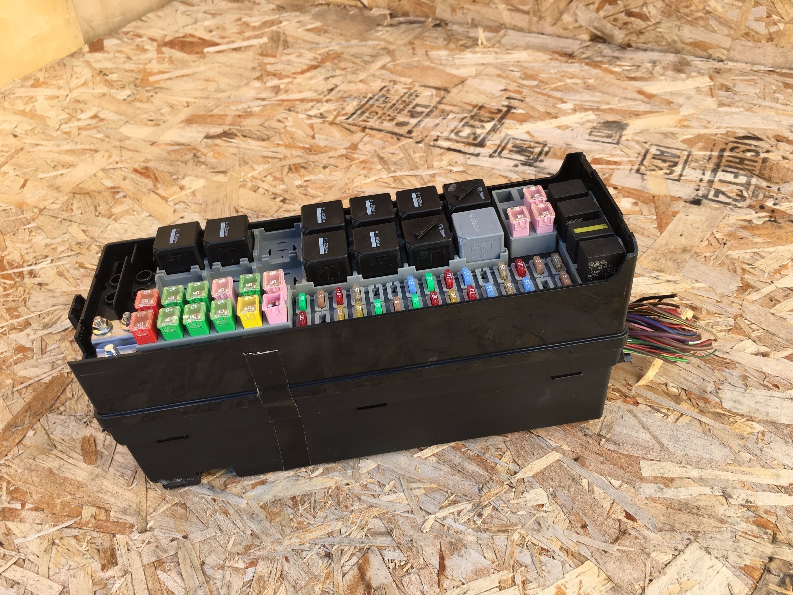 LAND ROVER LR3 RANGE SPORT (05-09) FRONT ENGINE FUSE BOX MODULE RELAY ...