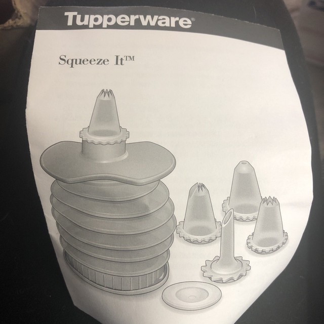 Tupperware Red SQUEEZE-IT Cake Frosting Decorator with 5 Tips #6253A-3 ...