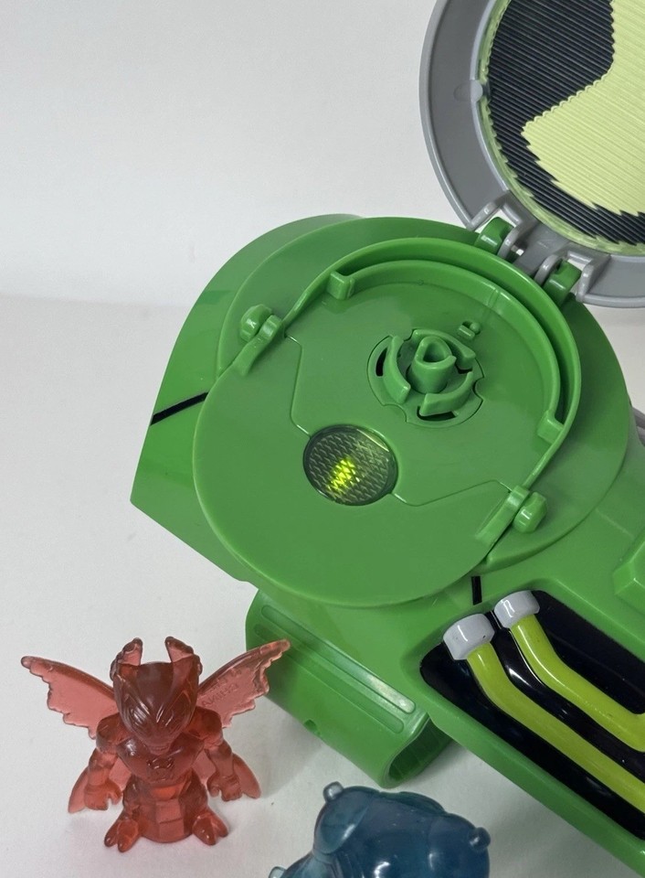 Ben 10 Revolution Ultimatrix Omnitrix Watch Bandai 2010 with 2 Figures ...