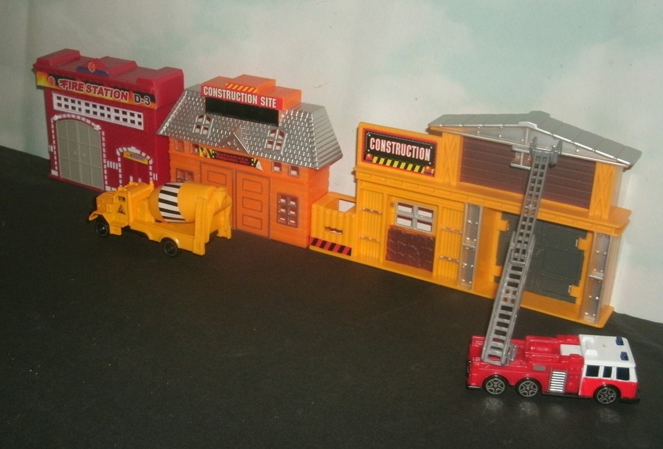 1/64 Scale City Street Buildings Diorama Play Set with Two Diecast Toy ...