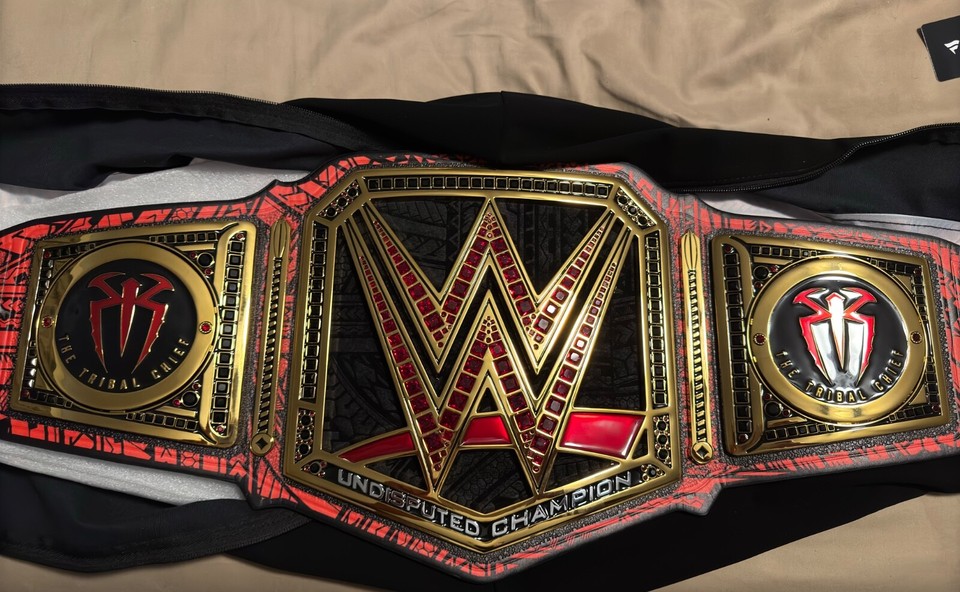 WWE Roman Reigns 1,316 Days SIGNED LE #1106 of 1316 Signature Series ...