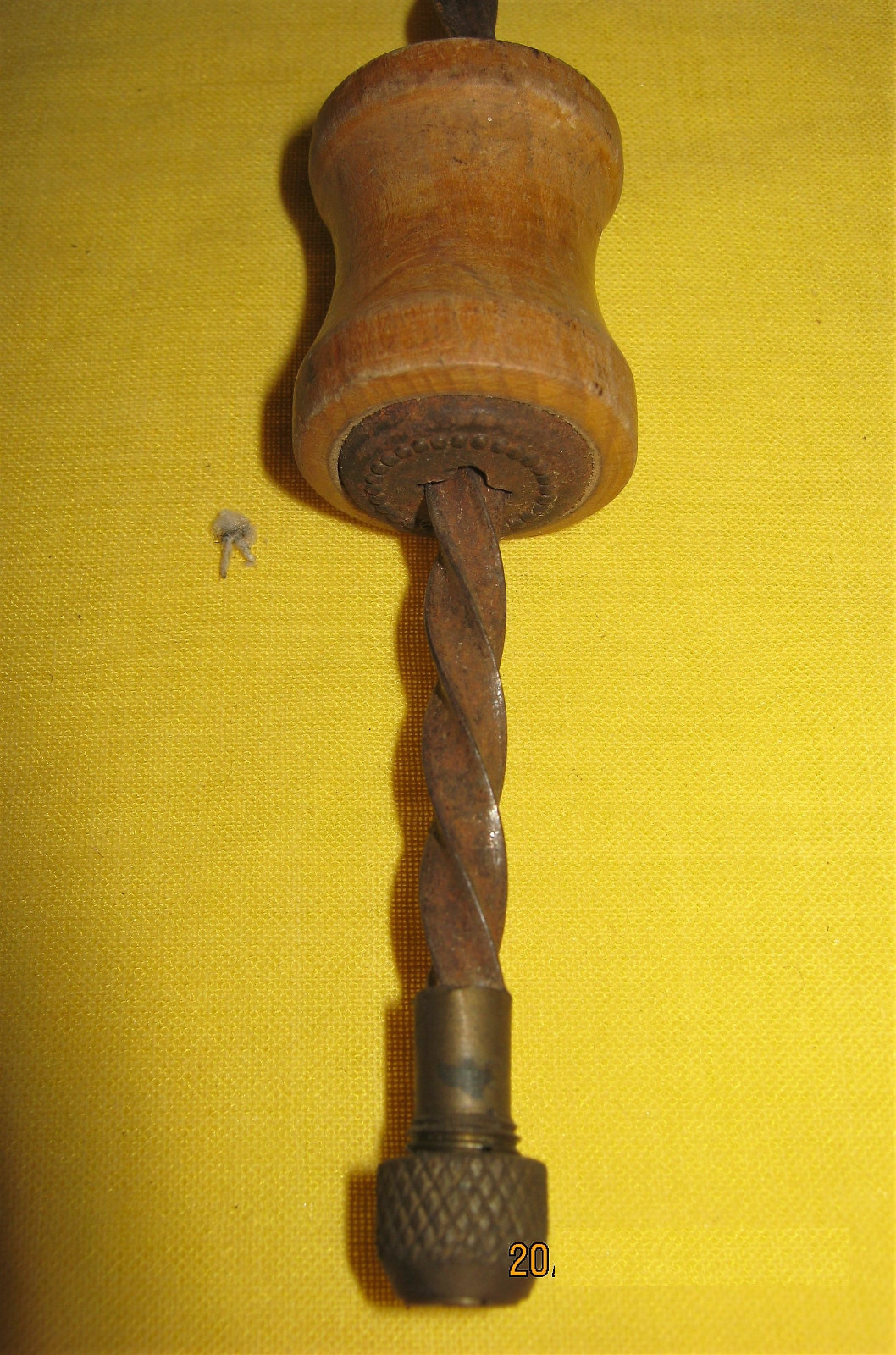 Trapano a mano Antico con rocchetto girevole ed impugnatura in legno ...
