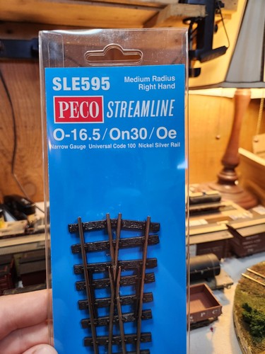 Peco SLE595 Steamline On30 Medium Radius Right Hand Turnout Electrofrog ...