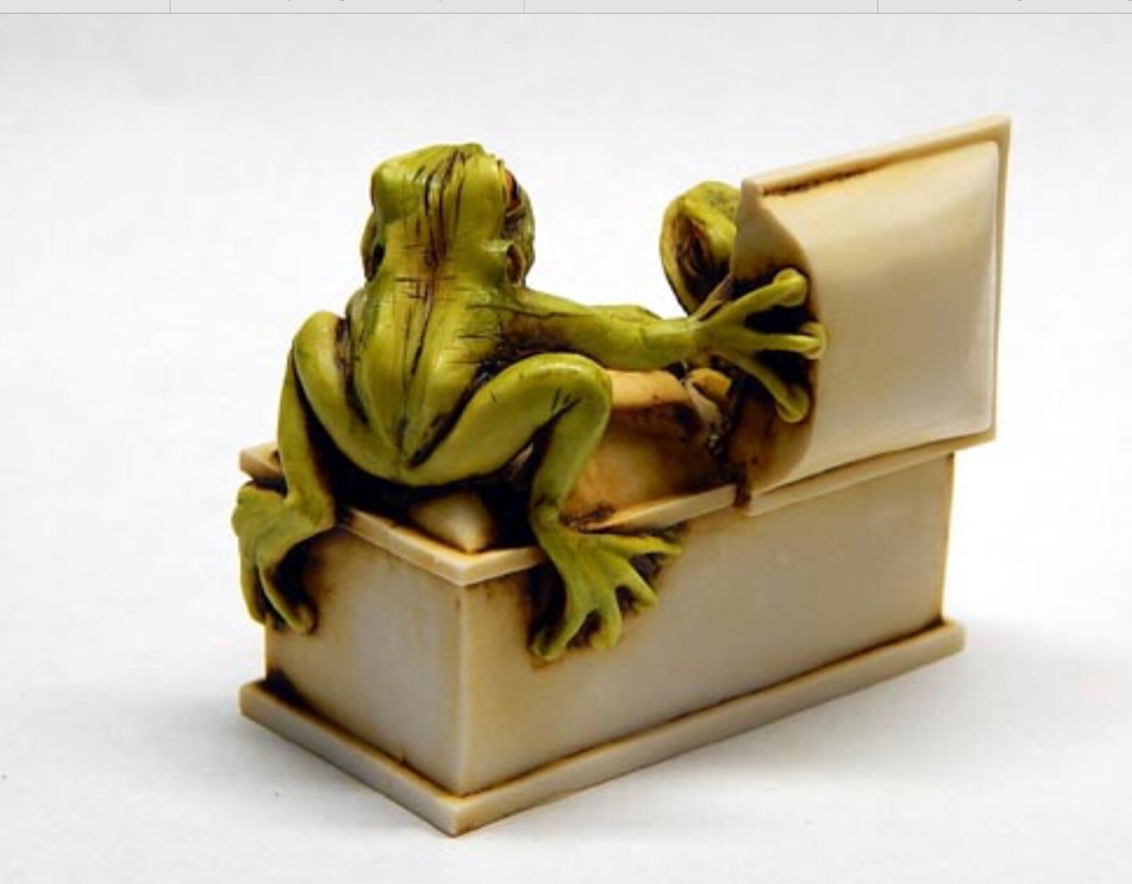 Harmony Kingdom Artist Neil Eyre Designs Halloween Tree frogs frog ...