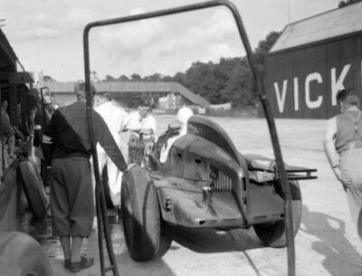 Austin Dobson C S Staniland, Alfa Romeo, makes a pitstop 1937 Racing ...