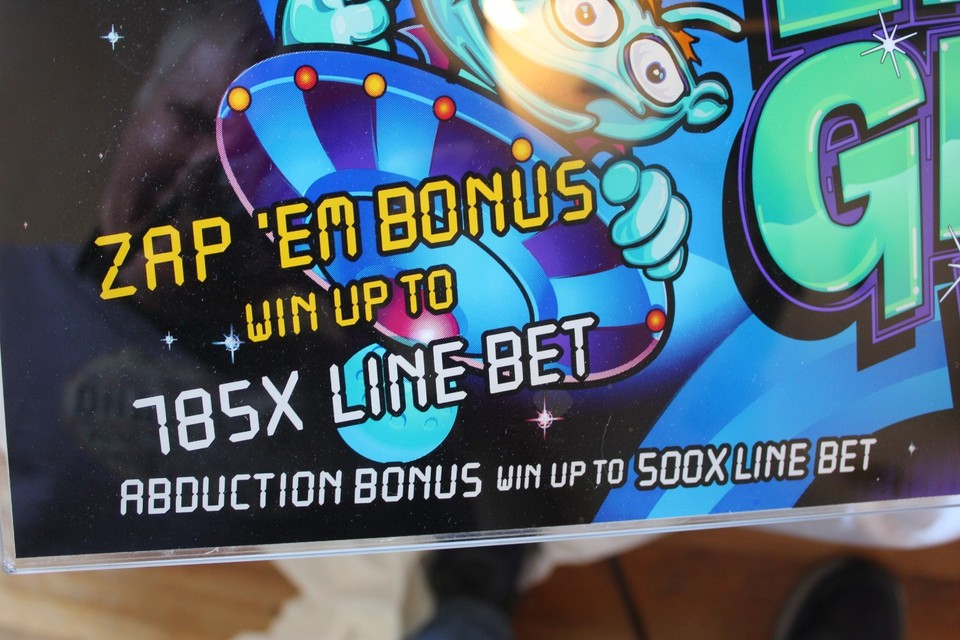 SLOT MACHINE GLASS LITTLE GREEN MEN IGT GAMBLING ALIEN | eBay