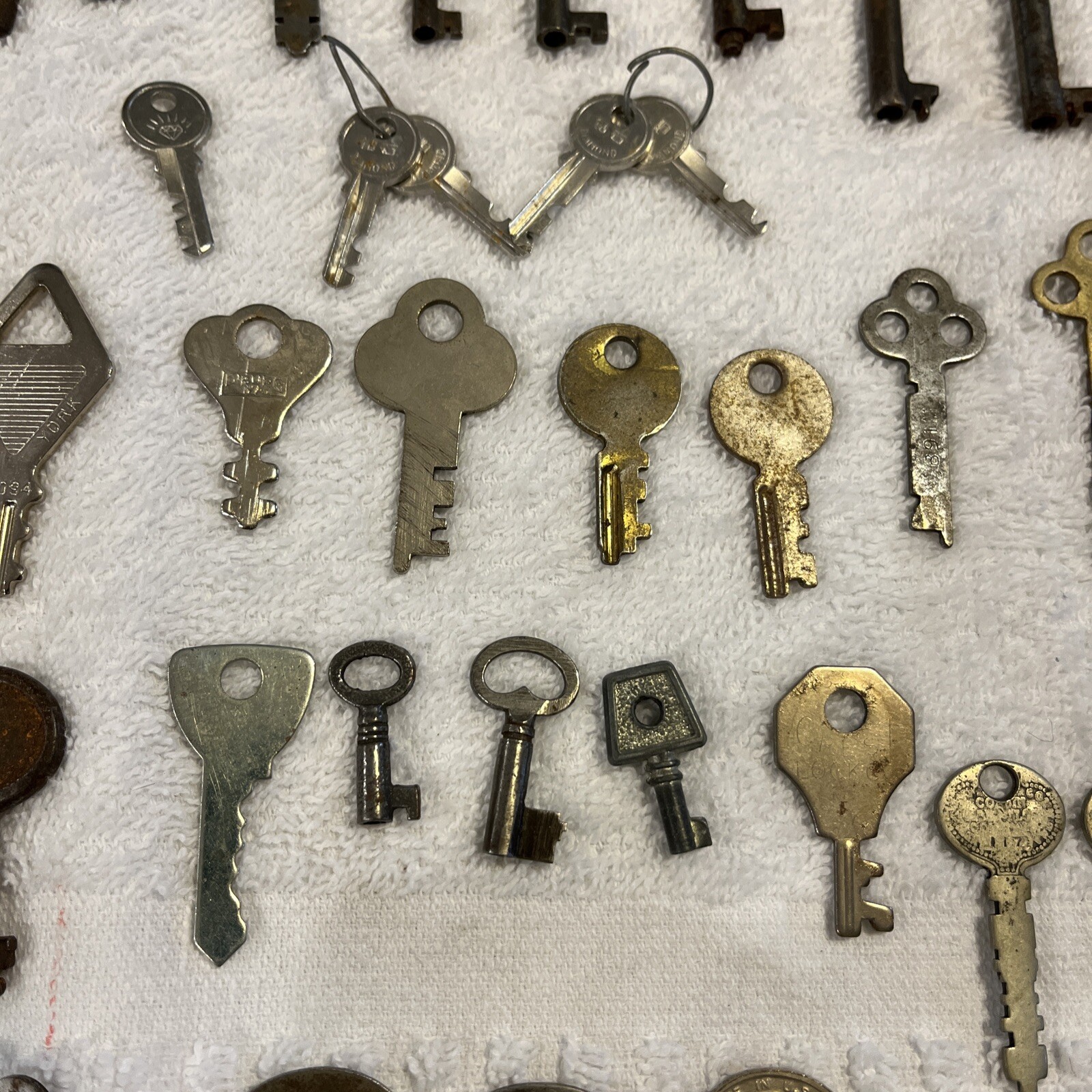 Vintage Key Lot 150+ Skelton Barrel Brass Yale Corbin Chicago Miller ...
