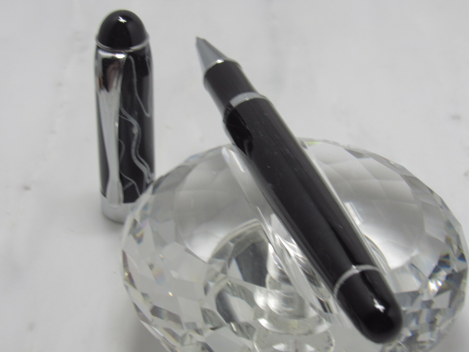 GORGEOUS HIGH QUALITY LARGE HUASHILAI BLACK/WHITE ROLLER BALL PEN ...