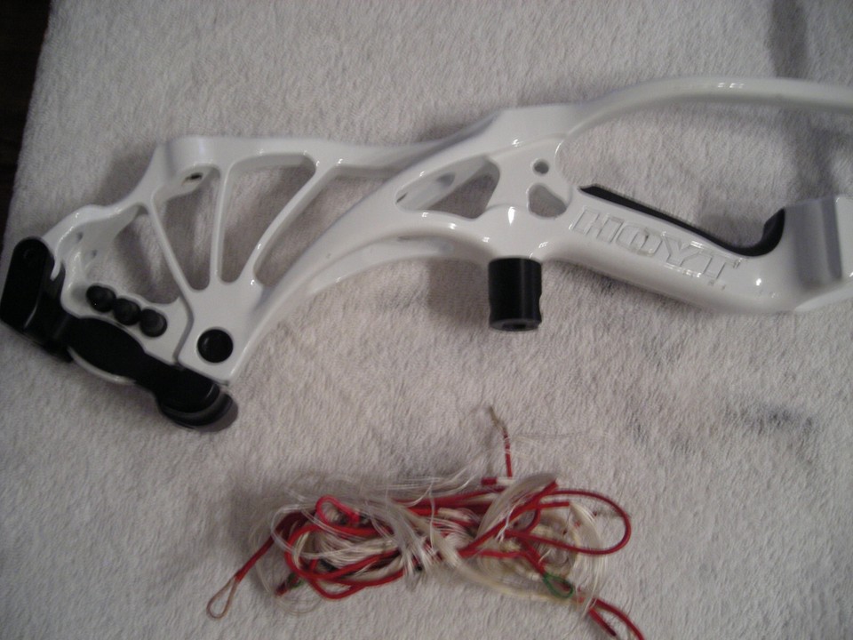 White Hoyt Prevail 40 Shoot Through Riser RIGHT HAND WITH Strings and ...
